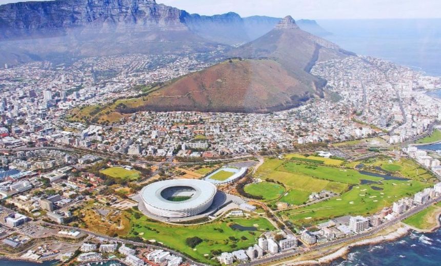 20 Photos Showing The Hidden Beauty In Otherwise Run-Down, Crumbling Cities