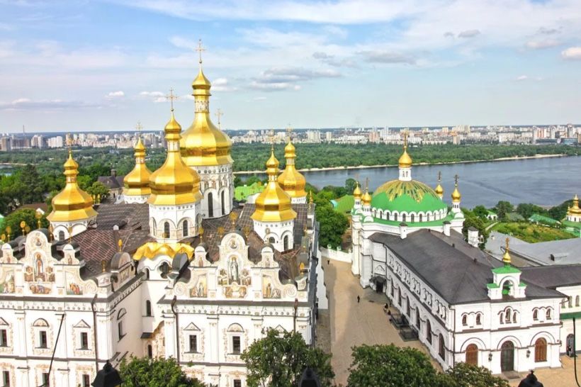 20 Photos Showing The Hidden Beauty In Otherwise Run-Down, Crumbling Cities