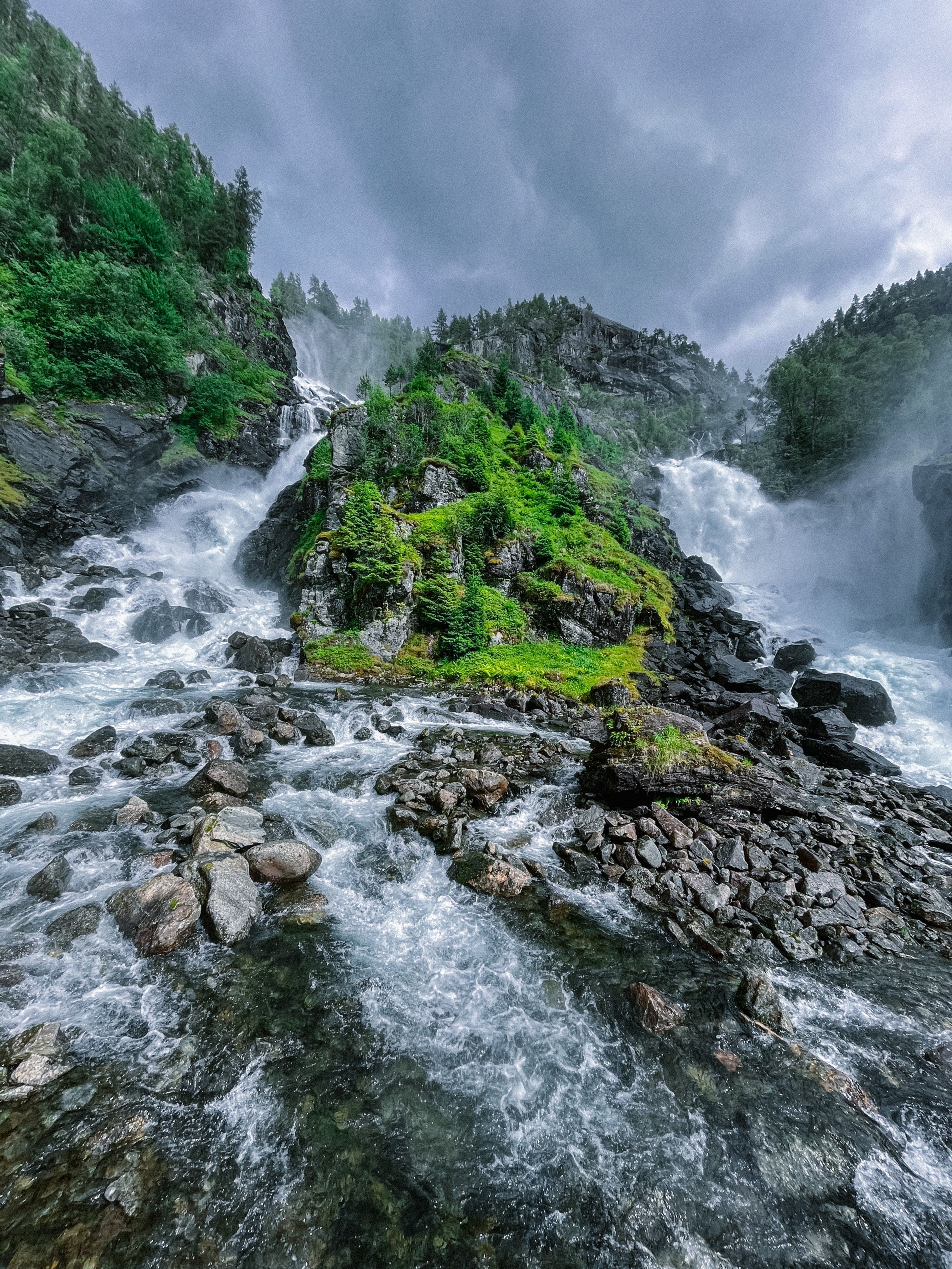 Reverse Waterfalls: They Exist And This Is How (& Where) To See Them