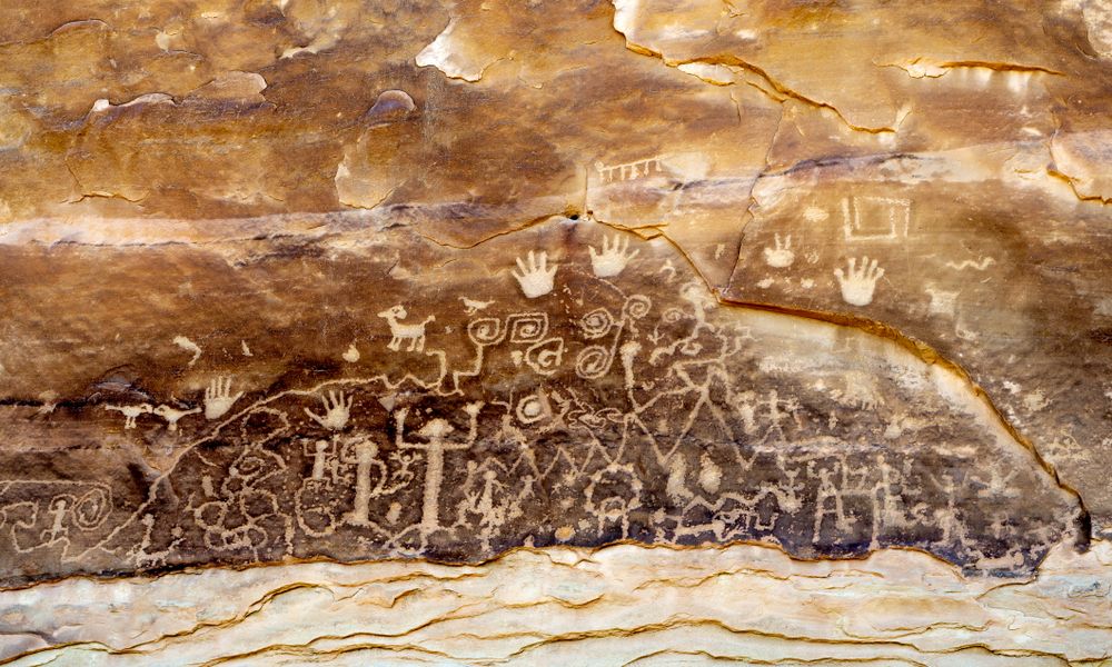 Everything You Need To Know About The Valley Of Fire's Atlatl Rock & It ...