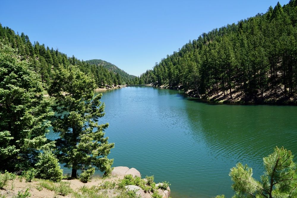 13 Lakes In & Near Colorado Springs That Are Worth Planning A Vacation