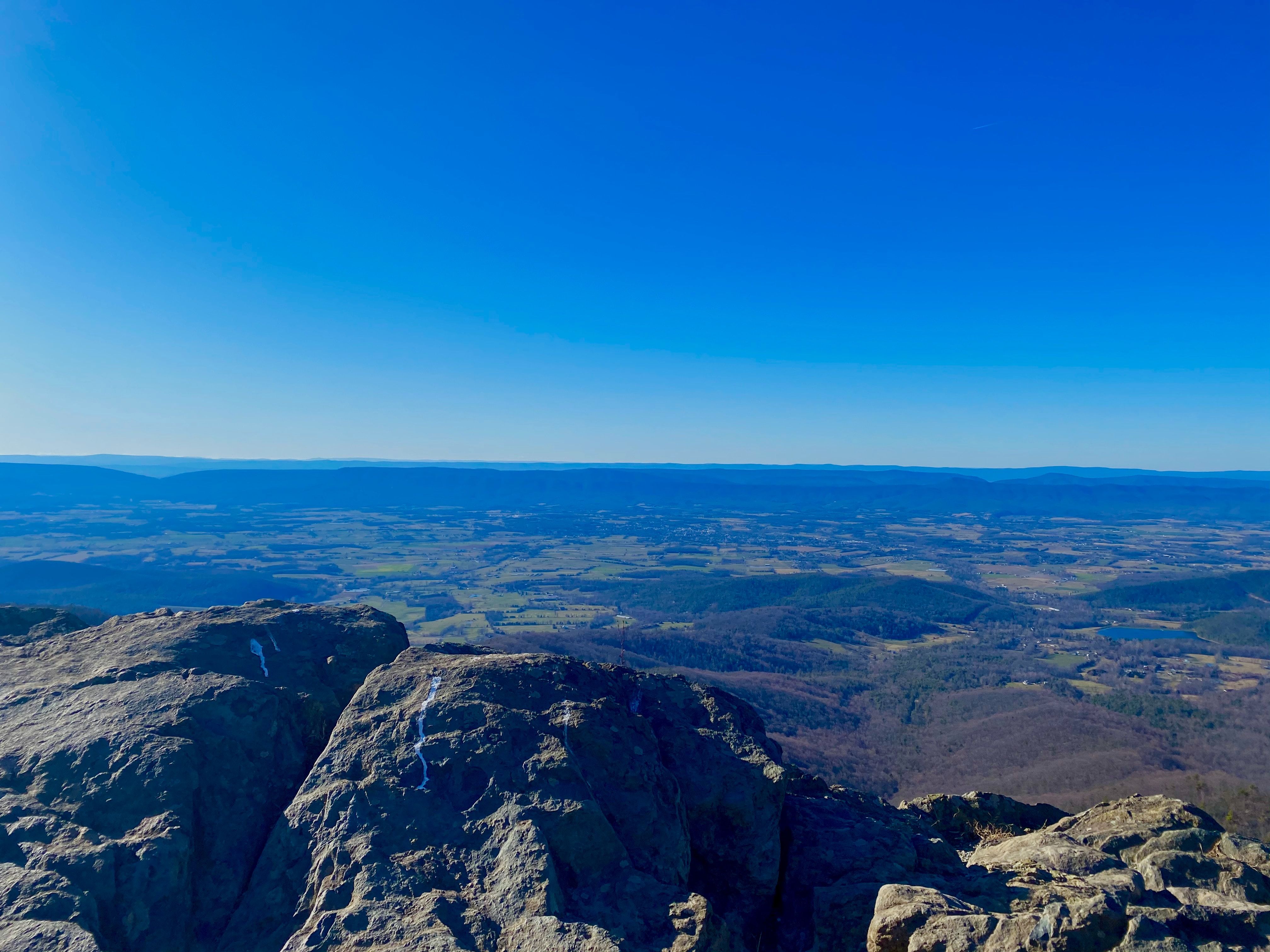 高地の景色を望む米国の楽なハイキング 10 選