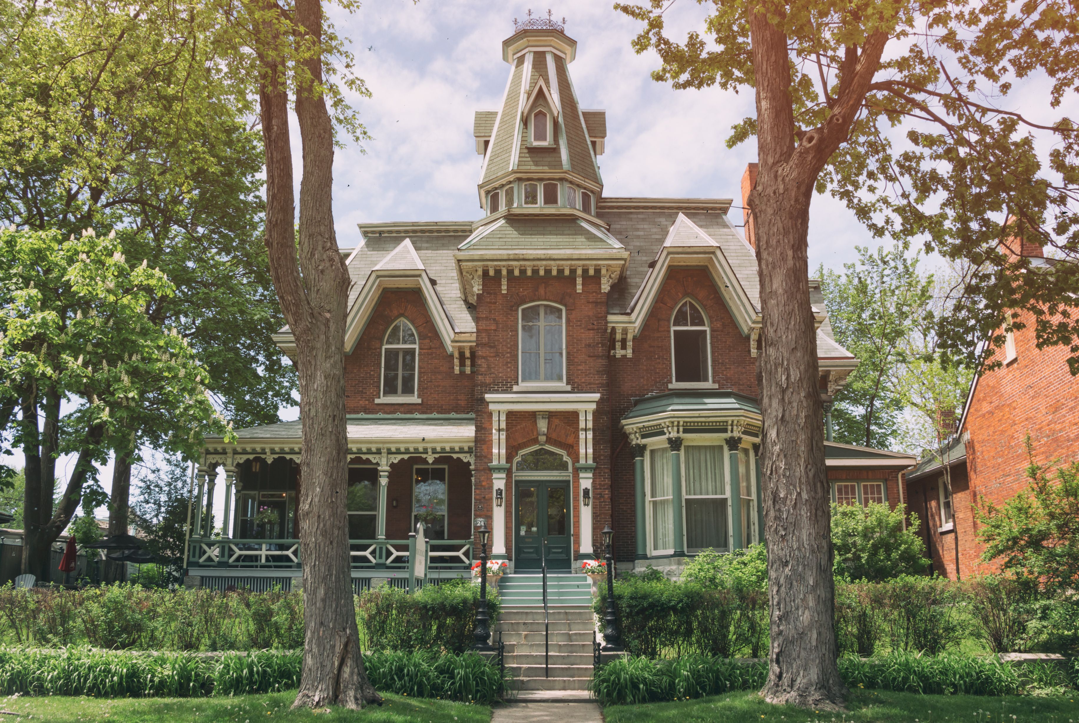 Haunted Ontario: 10 Ghostly Places To Spend The Night (If You Dare)