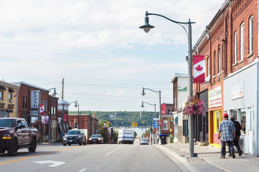 Haunted Ontario: 10 Ghostly Places To Spend The Night (If You Dare)