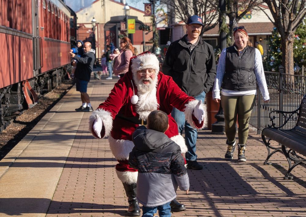 10 Scenic Train Rides In The US For A Magical Christmas Journey