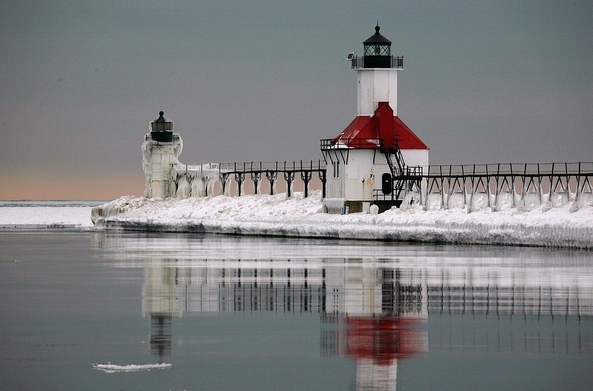 10 Frozen Lighthouses To Visit In Michigan This Winter