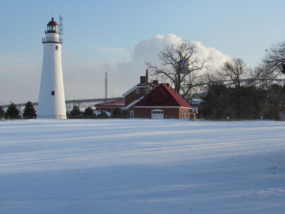 10 Frozen Lighthouses To Visit In Michigan This Winter
