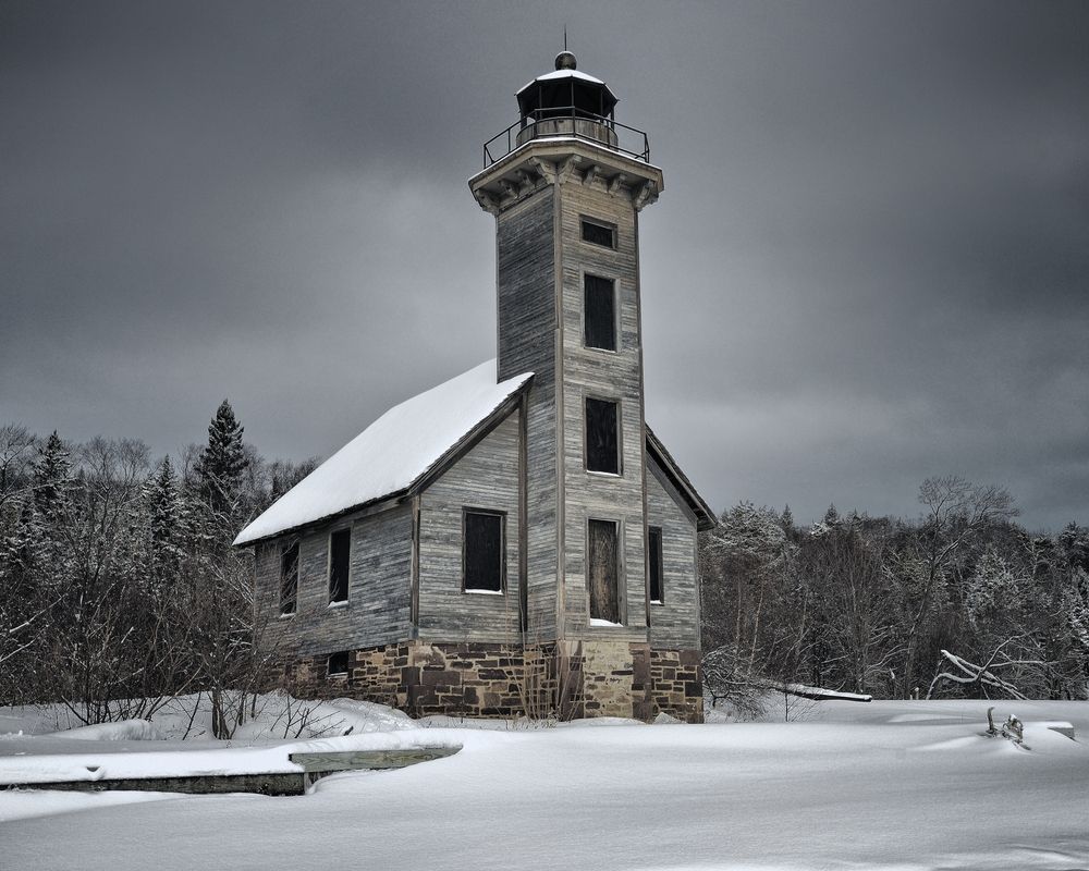 10 Frozen Lighthouses To Visit In Michigan This Winter