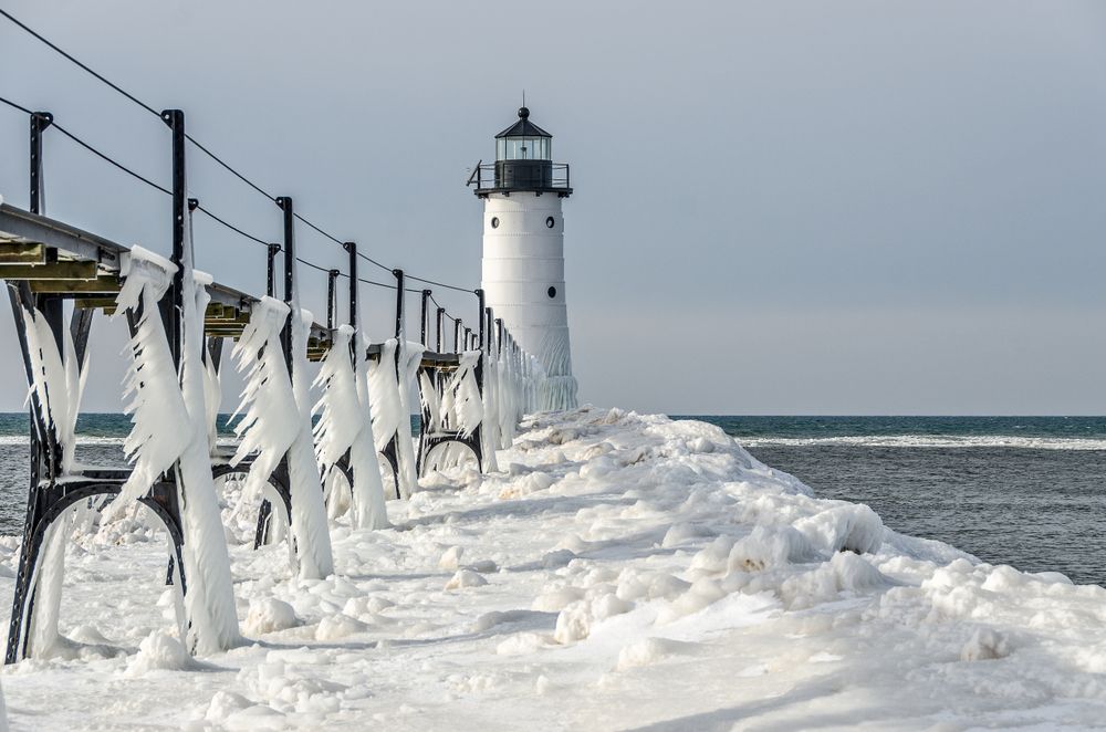 10 Frozen Lighthouses To Visit In Michigan This Winter