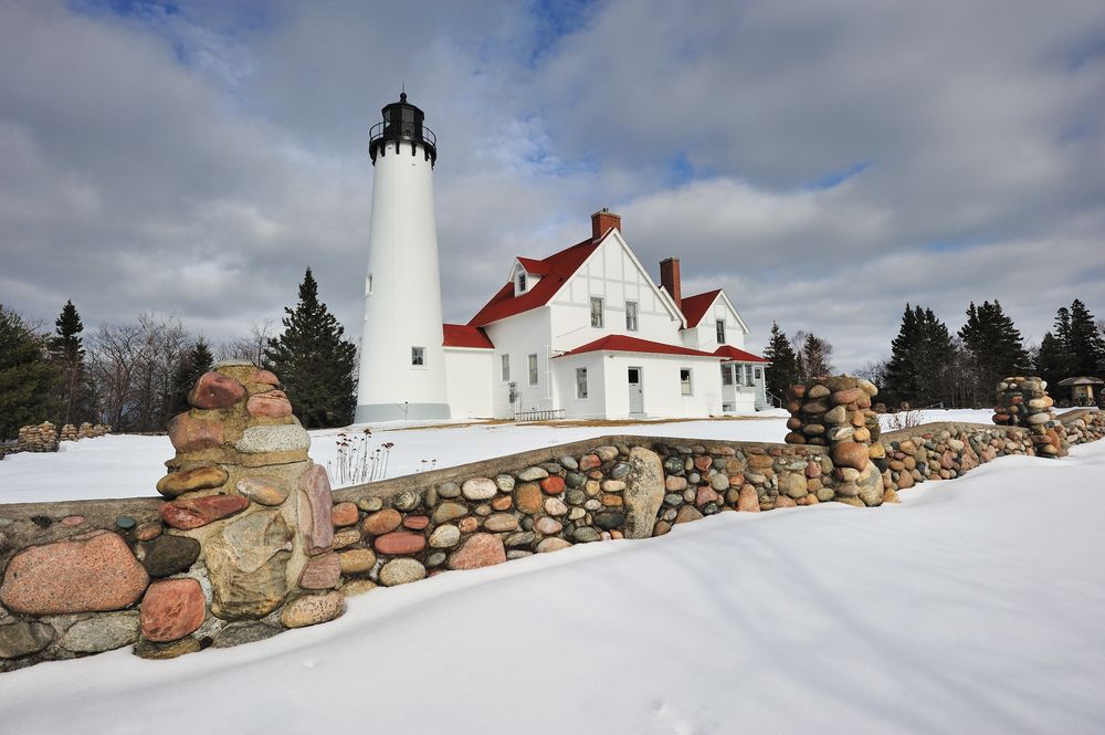 10 Frozen Lighthouses To Visit In Michigan This Winter