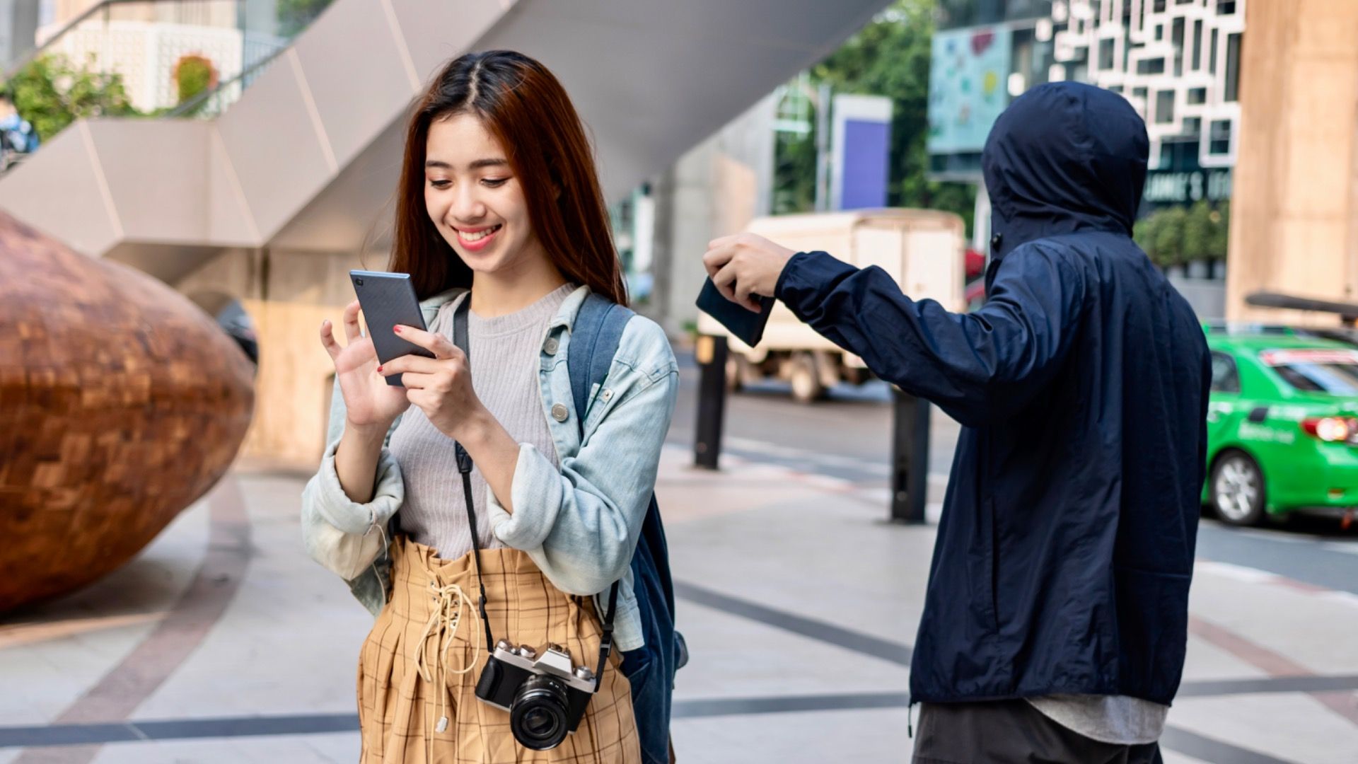 These Are The Top Tourist Scams You Might Find Abroad