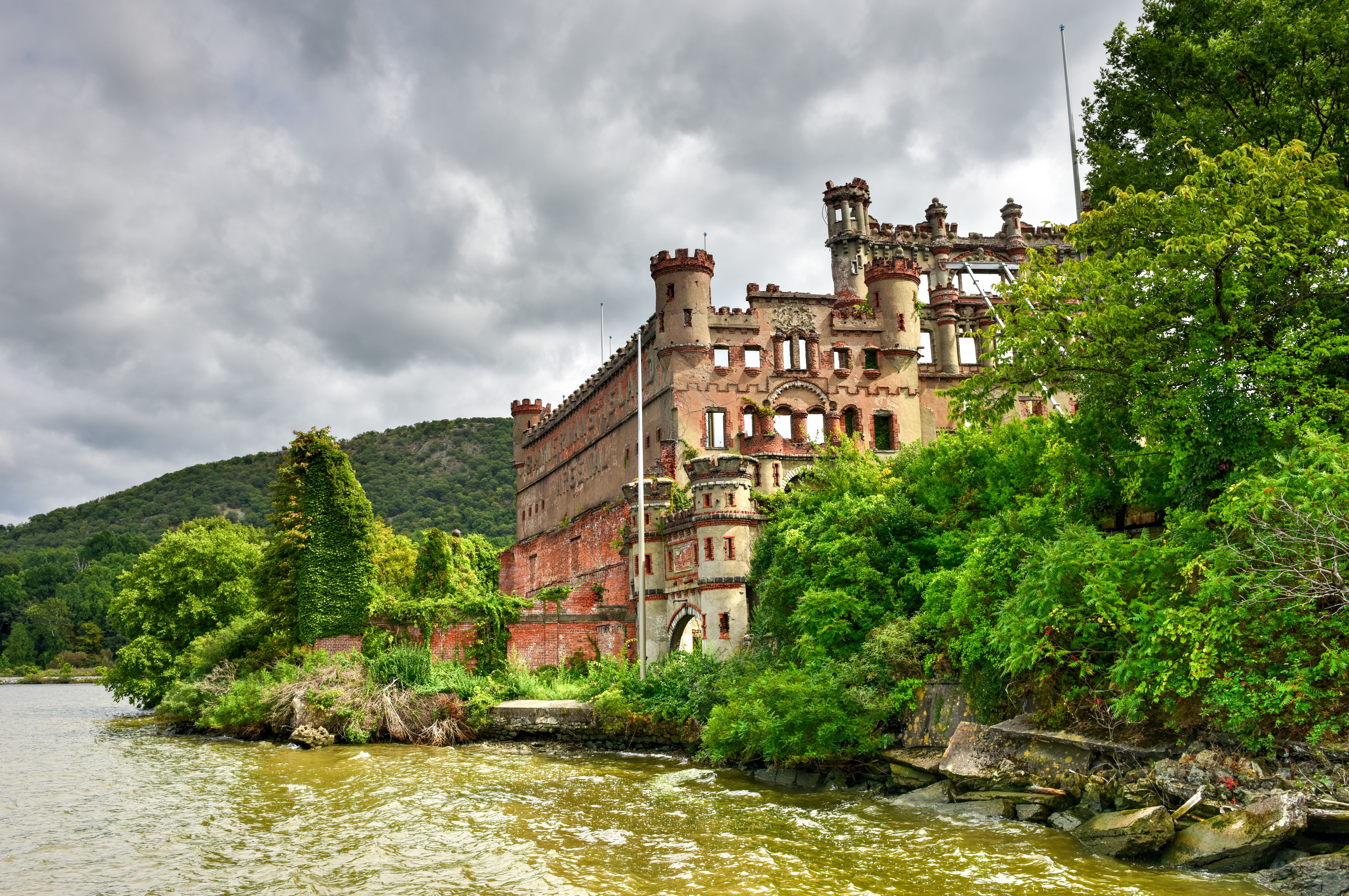 25 Real-Life Treasure Hunts That Turned Up Millions In Loot