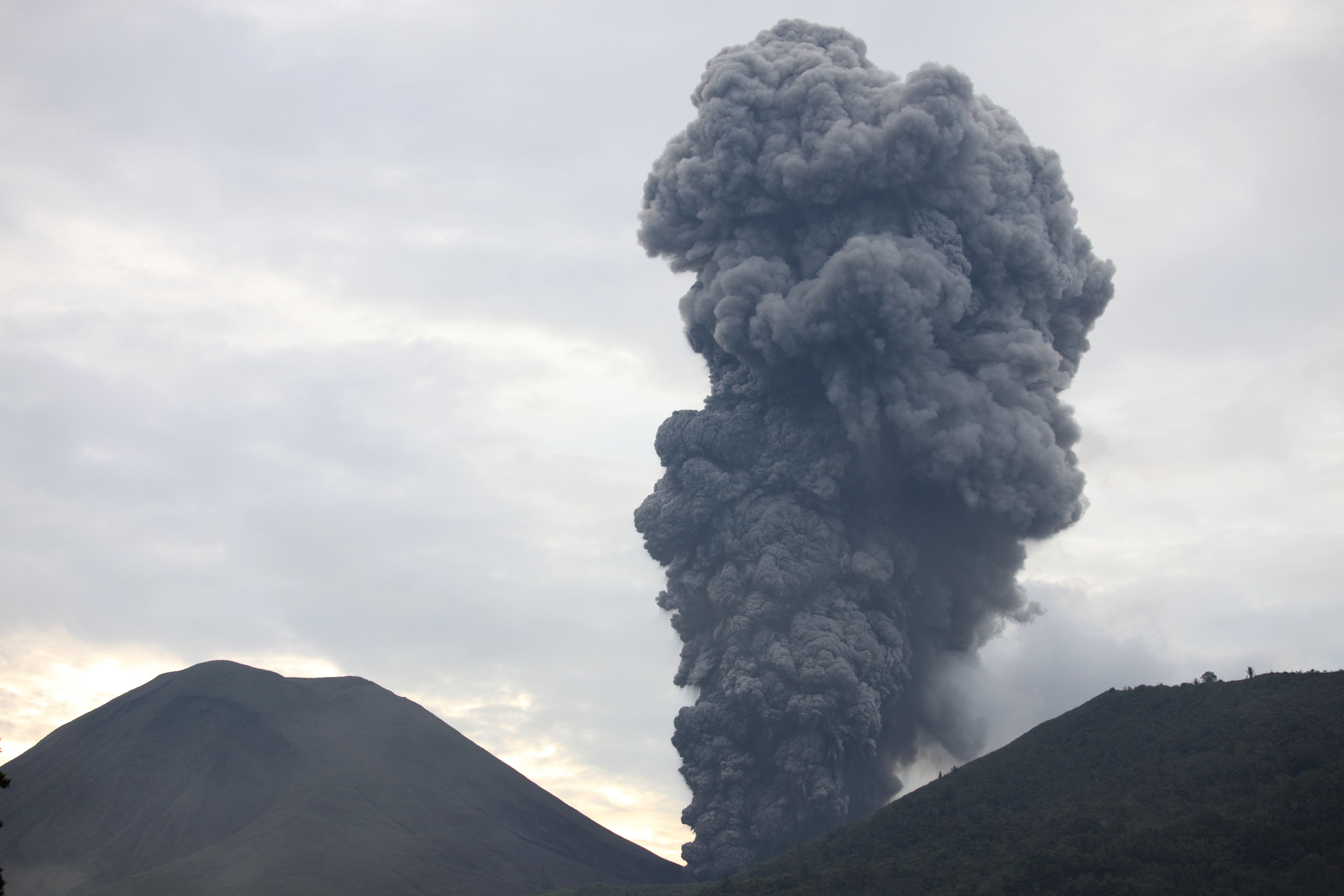 Costa Rica Poás Volcano Violently Erupts Spewing Column of Ash over ...