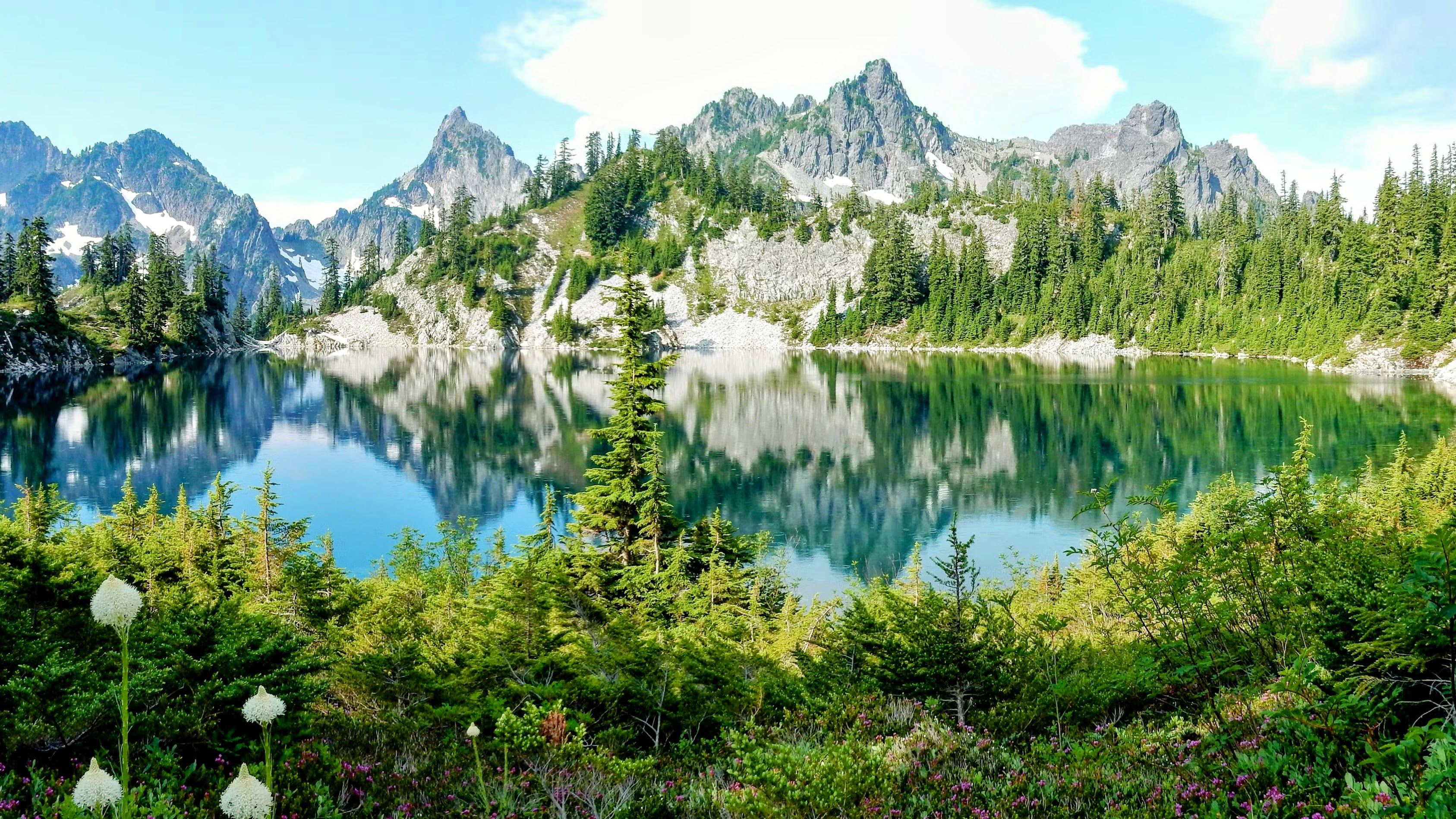This Hidden "Gem" Alpine Lake Is Surrounded By Spectacular Granite Peaks